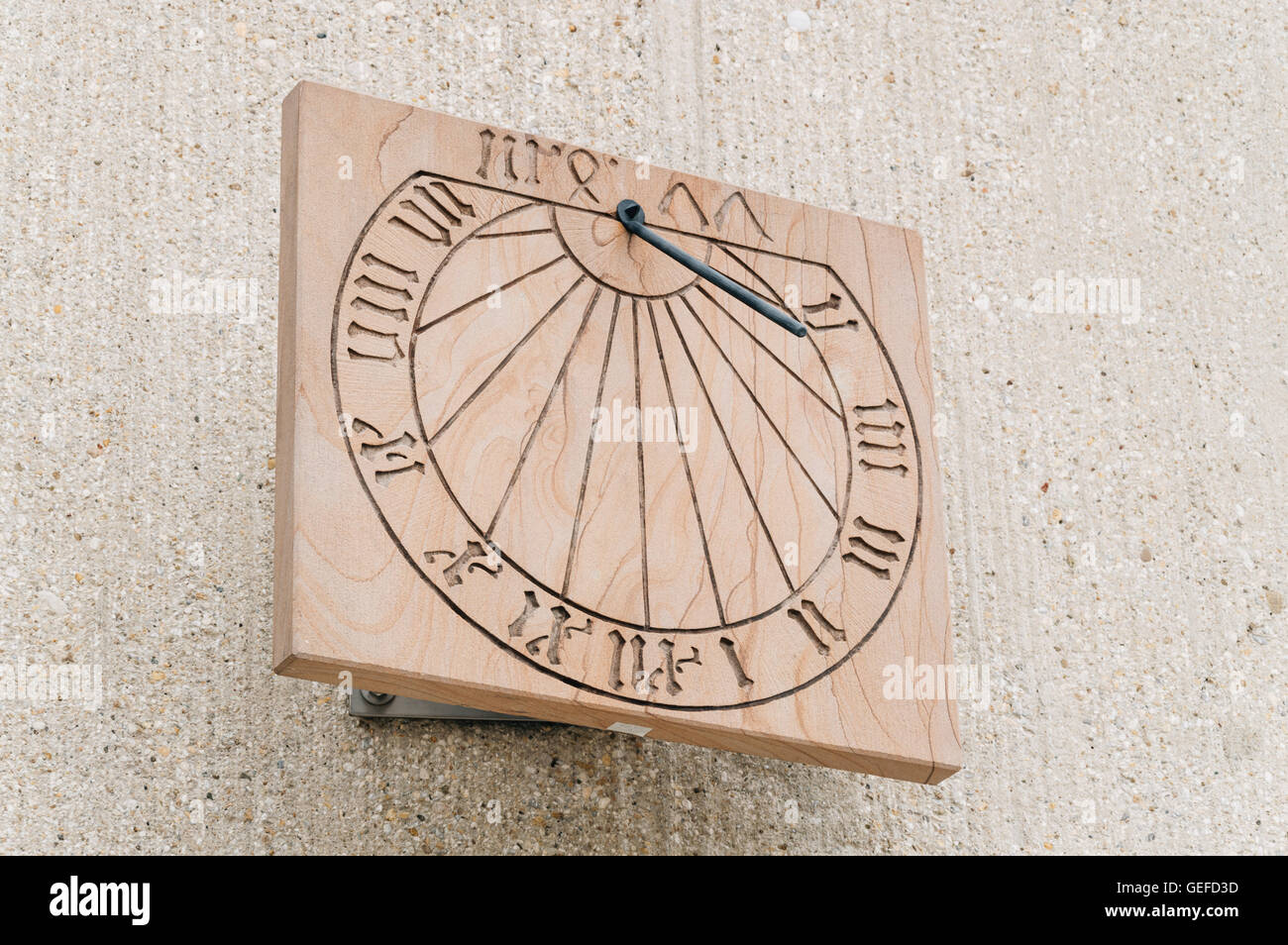 Horloge cadran solaire en bois à l'ancienne sur un mur de béton d'un ...