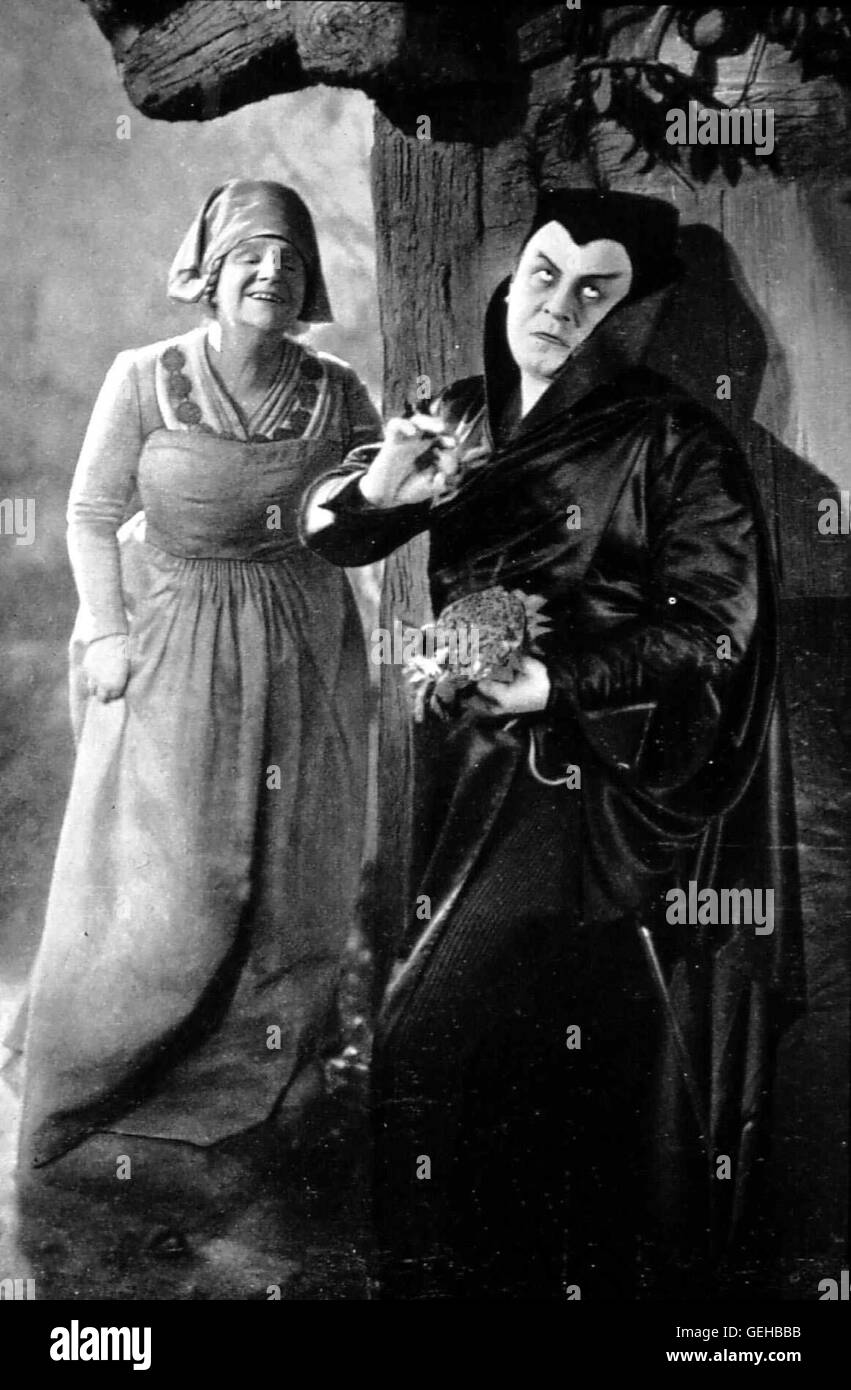 Marthe Schwerdtlein (Yvette Guilbert), Mephisto (Emil Jannings ...