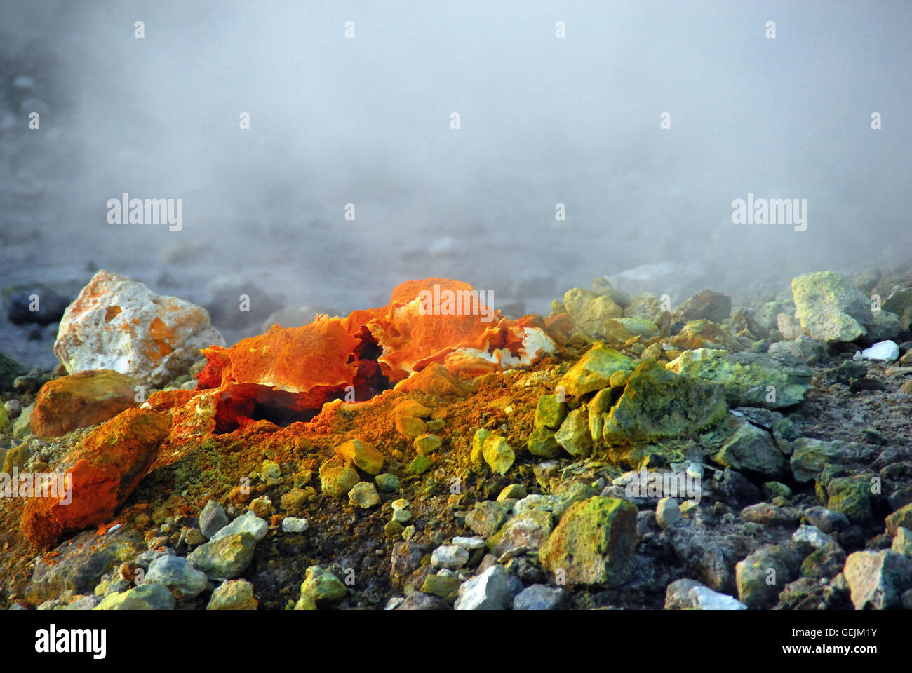 Campi Flegrei, Campanie, Italie. Volcan Solfatara.Gran fumarola (plus ...