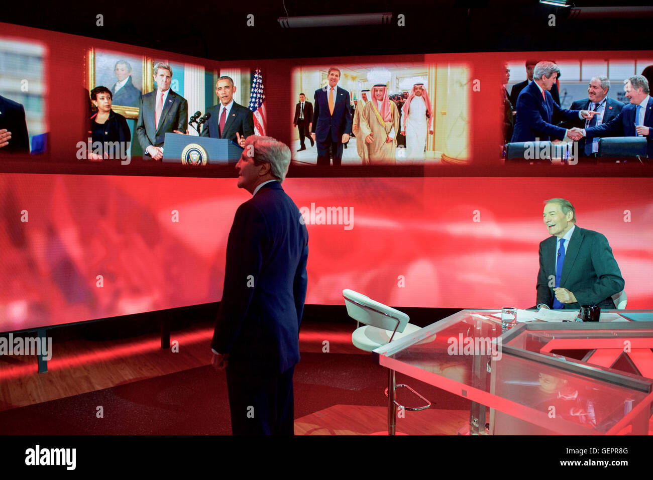 Charlie Rose de PBS rit comme secrétaire Kerry vues photos de lui-même ...