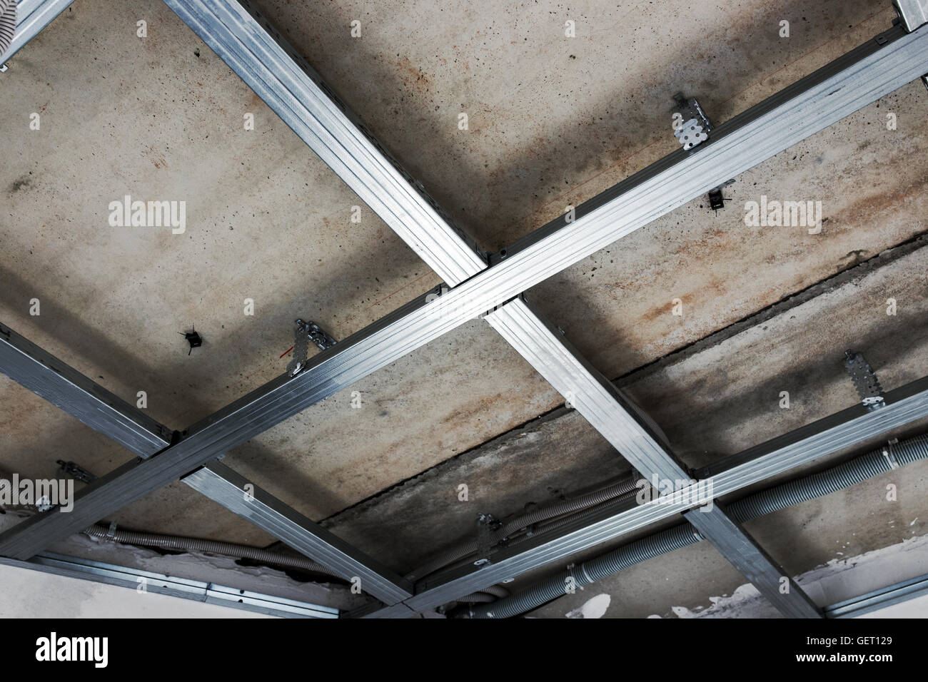 La structure de plafond suspendu, avant l'installation de placoplâtre ...