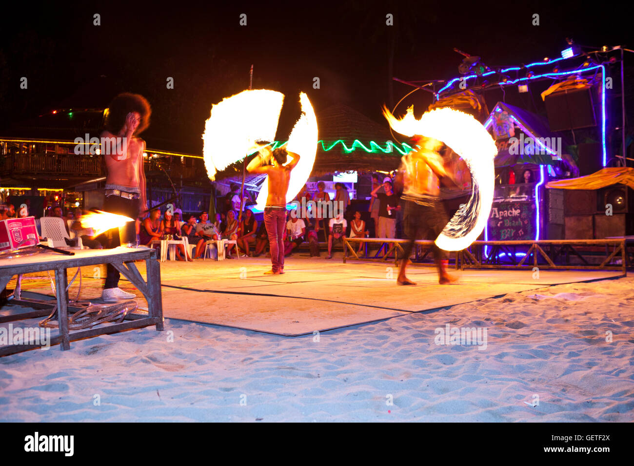Danseuse de feu Full Moon Party sur la plage de Koh Phi Phi Photo Stock ...