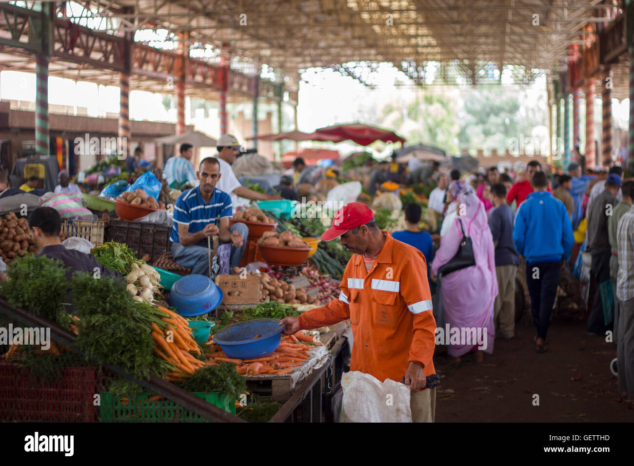 Occupé marché des fruits et légumes au Maroc Photo Stock - Alamy