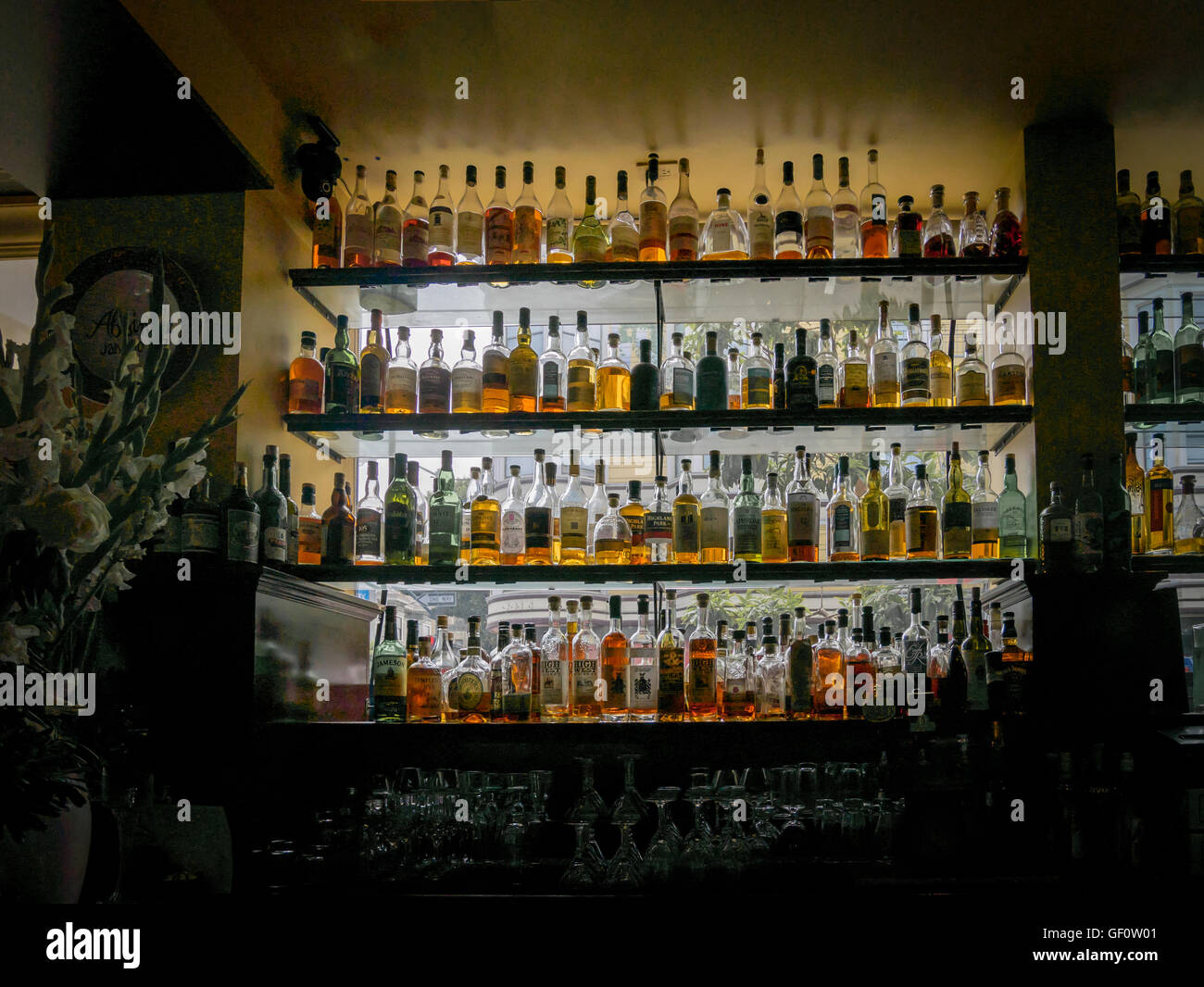 Bouteilles dans un bar Banque de photographies et d’images à haute ...