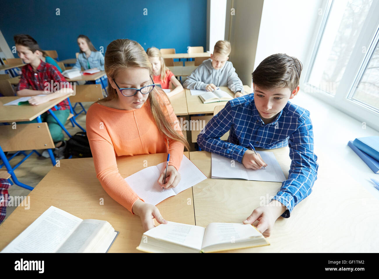 Livre de lecture des élèves à l'école leçon Photo Stock - Alamy