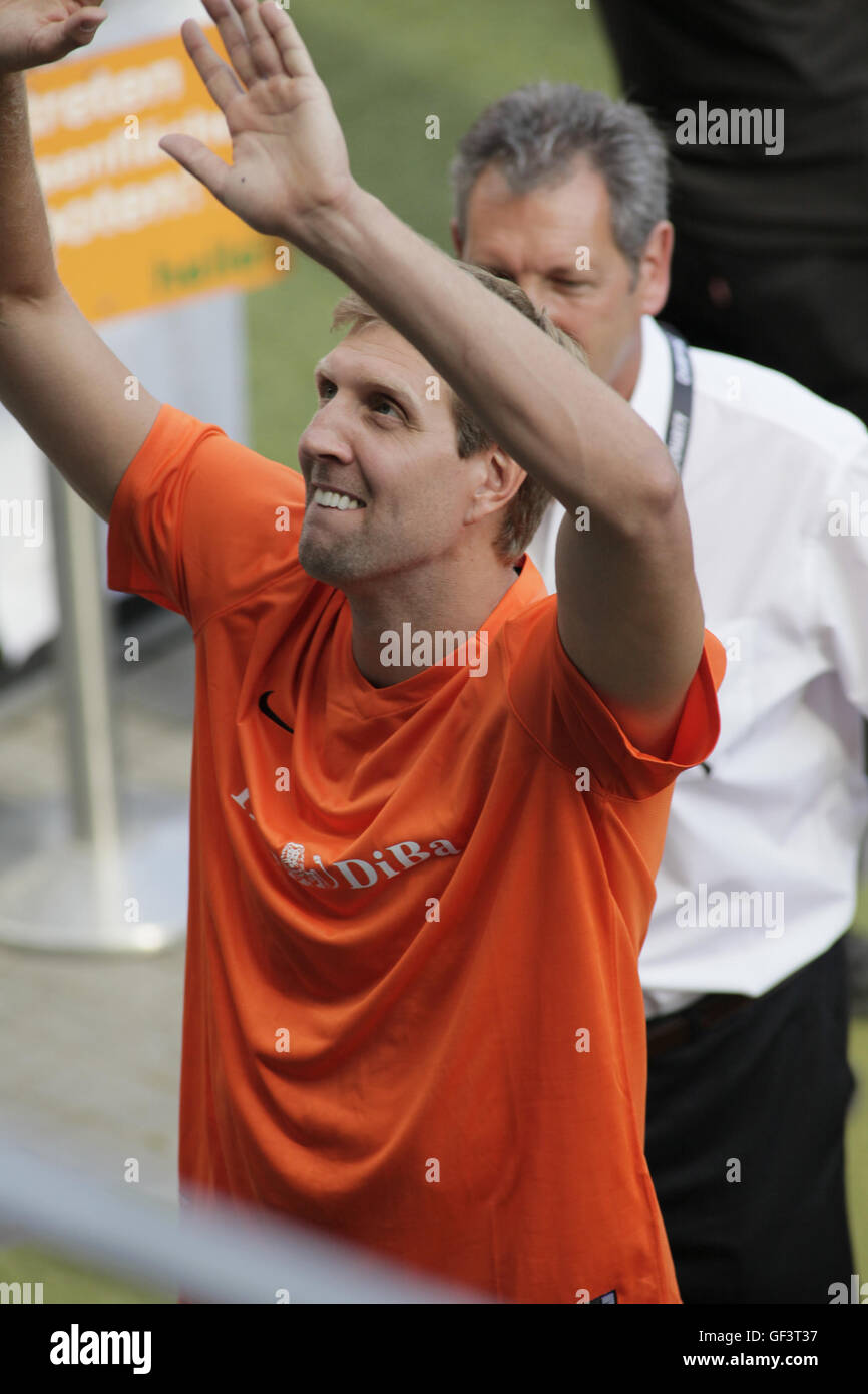 Dirk nowitzki during charity soccer Banque de photographies et d’images ...
