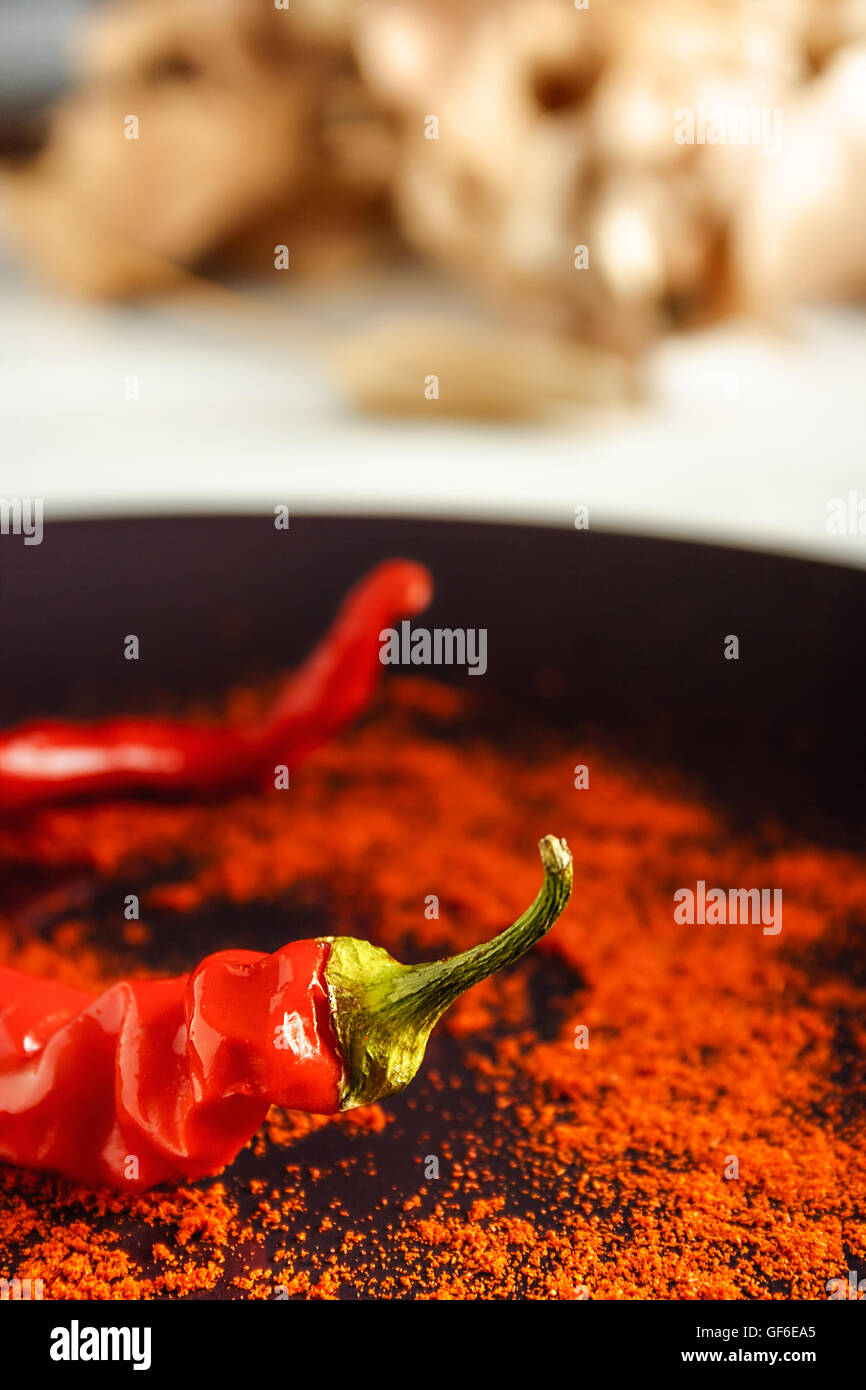 Poivron Rouge Sur La Plante Banque d'image et photos - Alamy