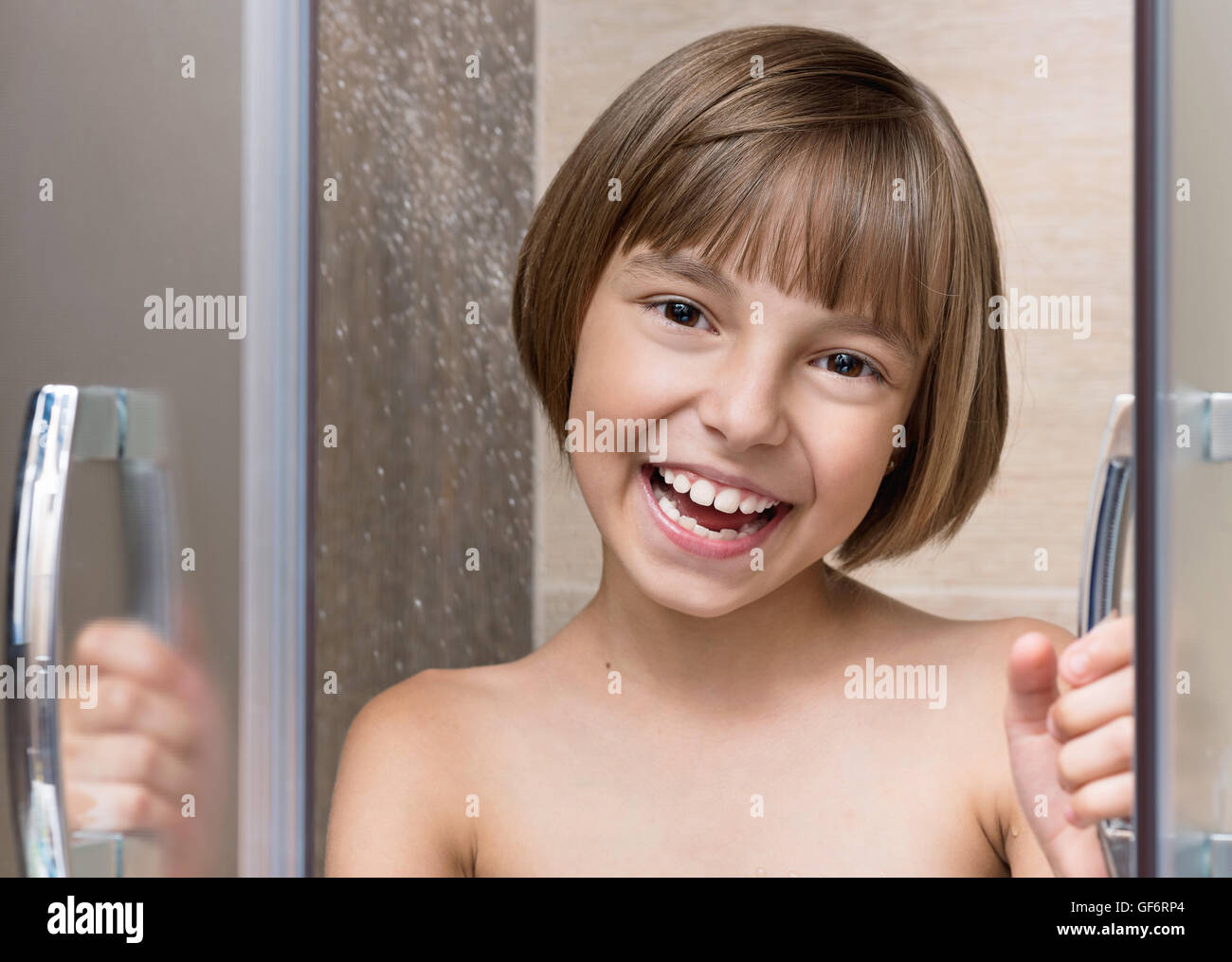 Baignade Sous Douche De Fille Photo Stock Alamy