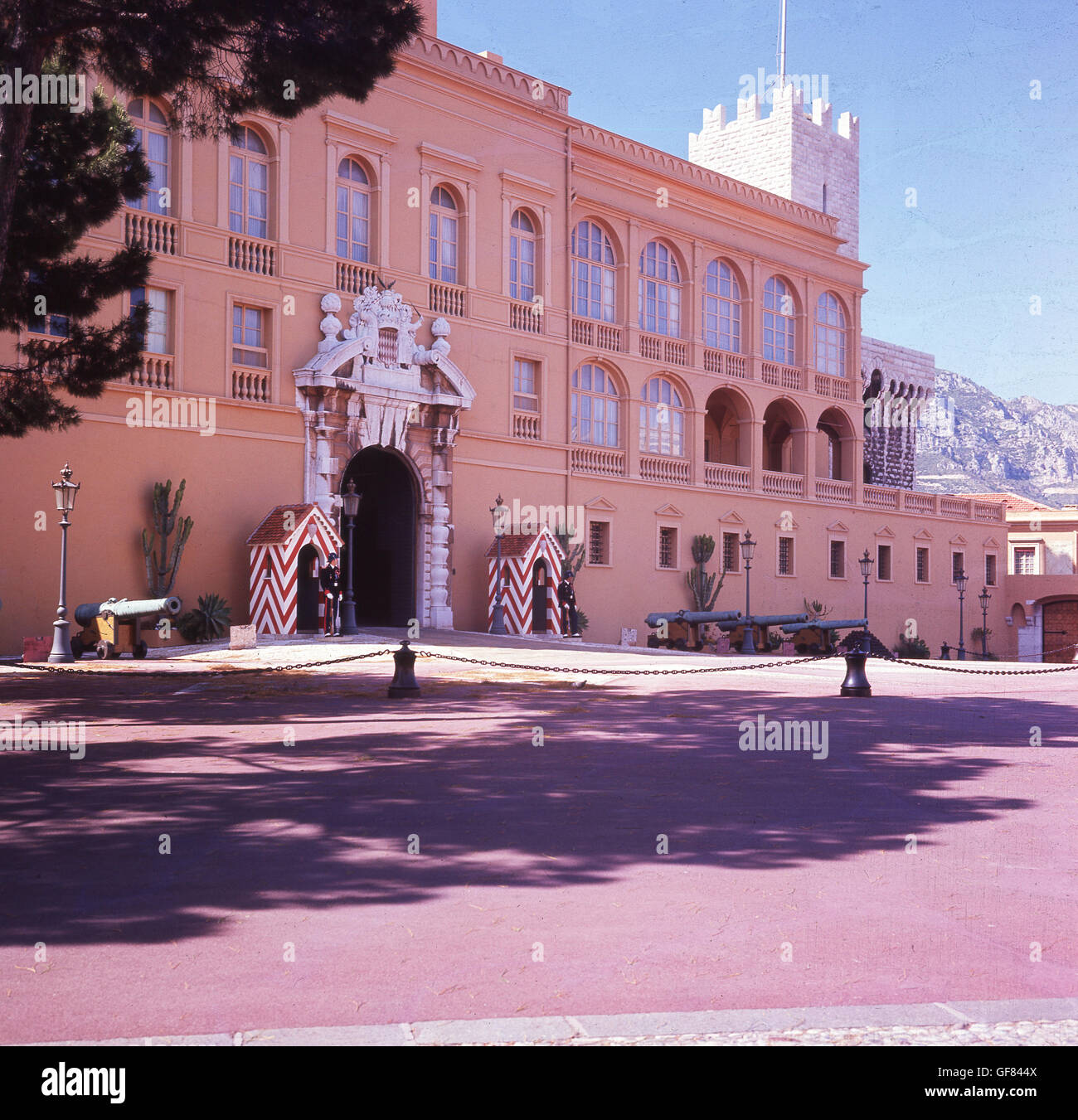 Années 1960, historique, vue sur le Palais du Prince, Monaco, une ...