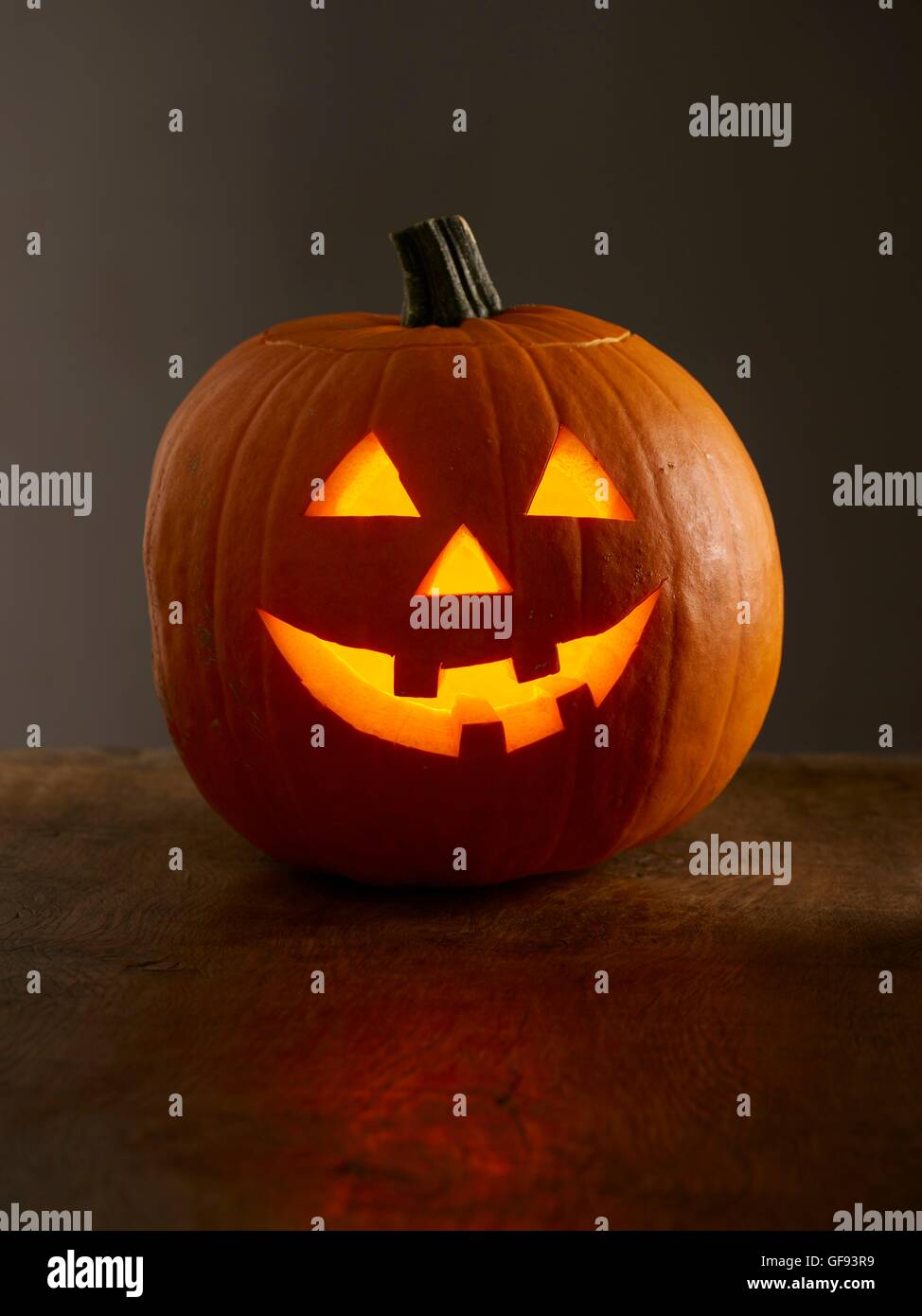 Visage de citrouille sculpté Banque de photographies et d’images à ...