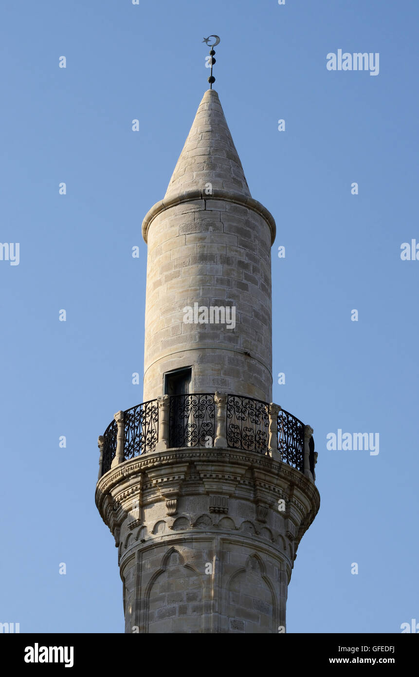 Minaret de la Grande Mosquée de Larnaca avec crescent sur son haut ...