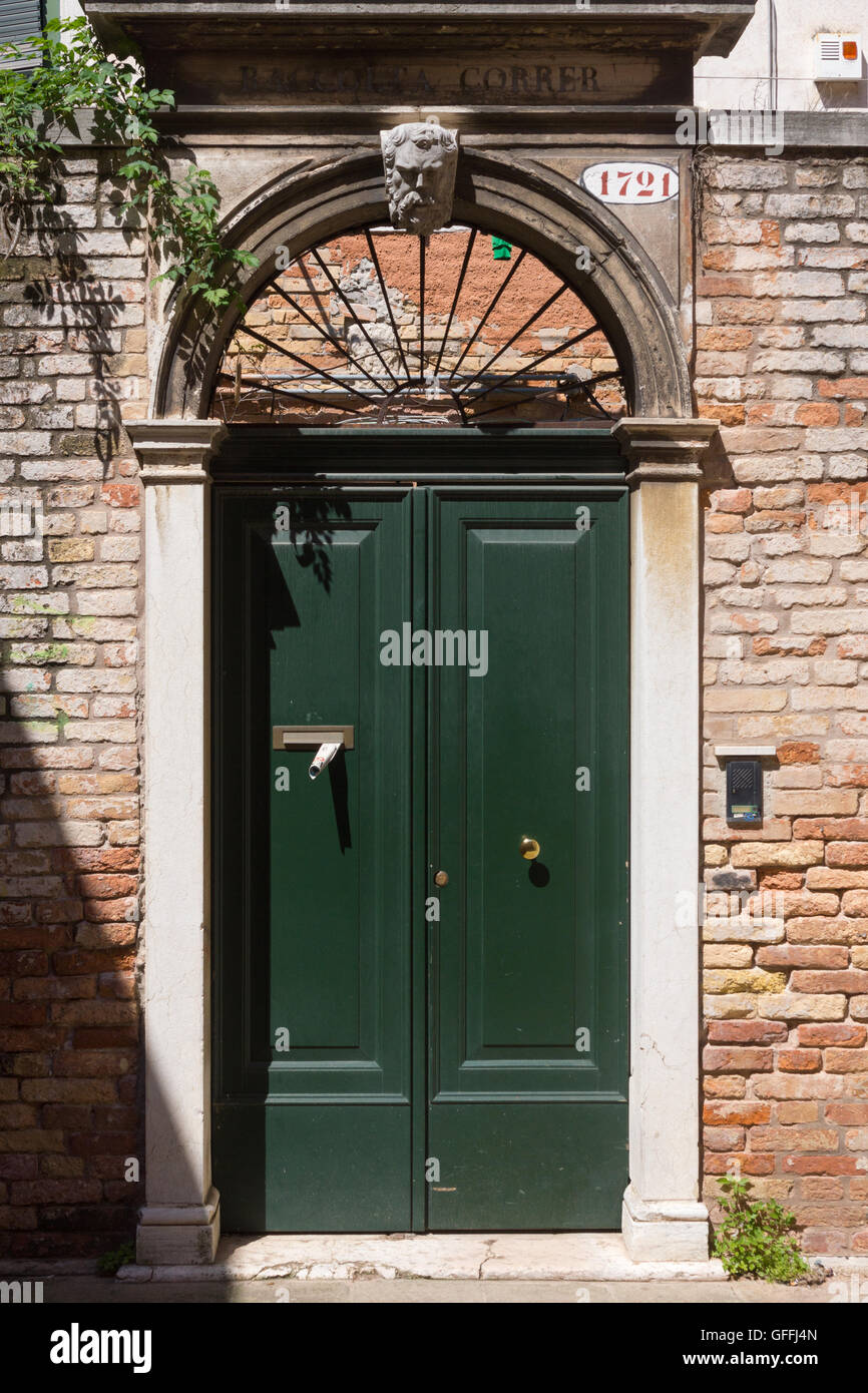 Venetian doorway Banque de photographies et d’images à haute résolution ...