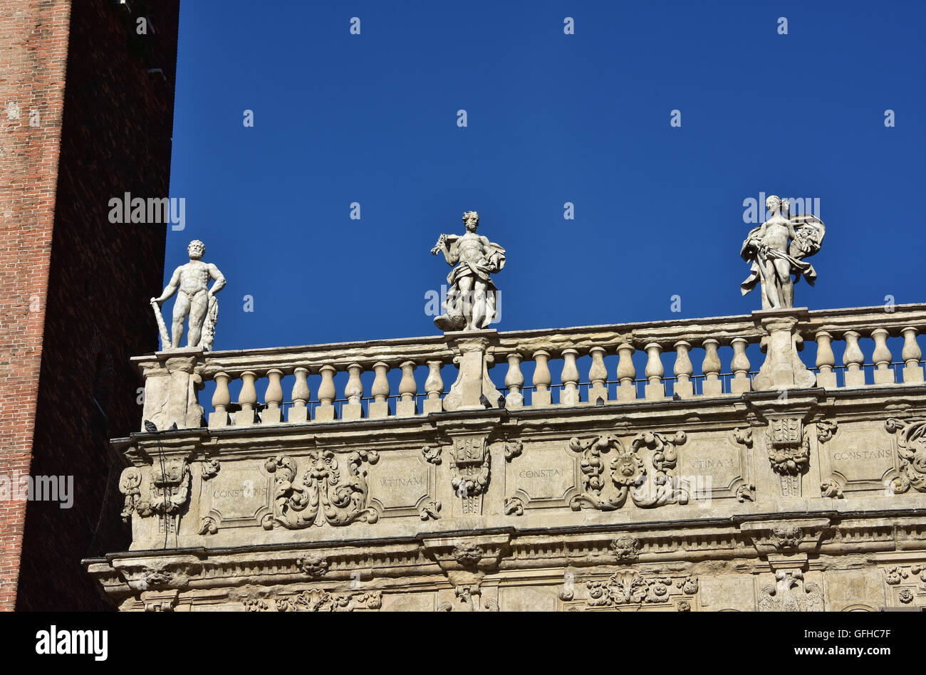 Balustrade baroque monumental de Palazzo Maffei (17ème siècle) avec des ...