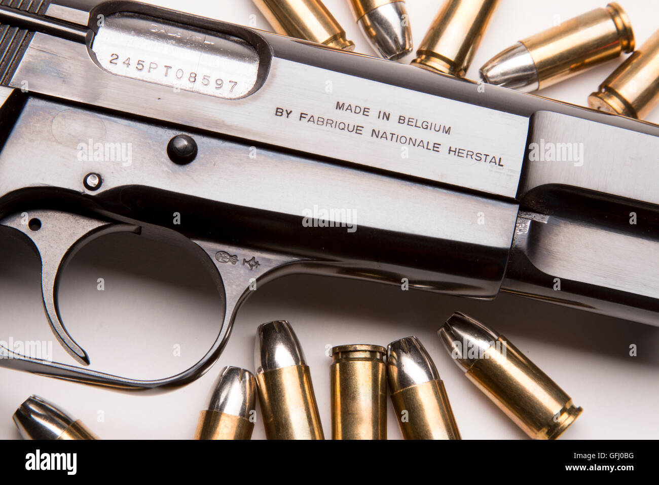 Browning 9mm gun Banque de photographies et d’images à haute résolution ...