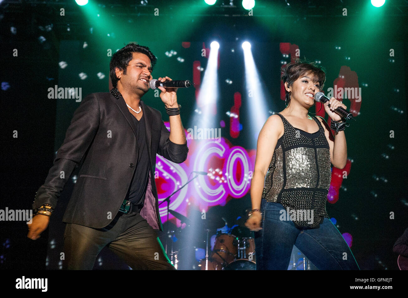 Chanteuse et actrice indienne Sunidhi Chauhan (R) et la chanteuse ...