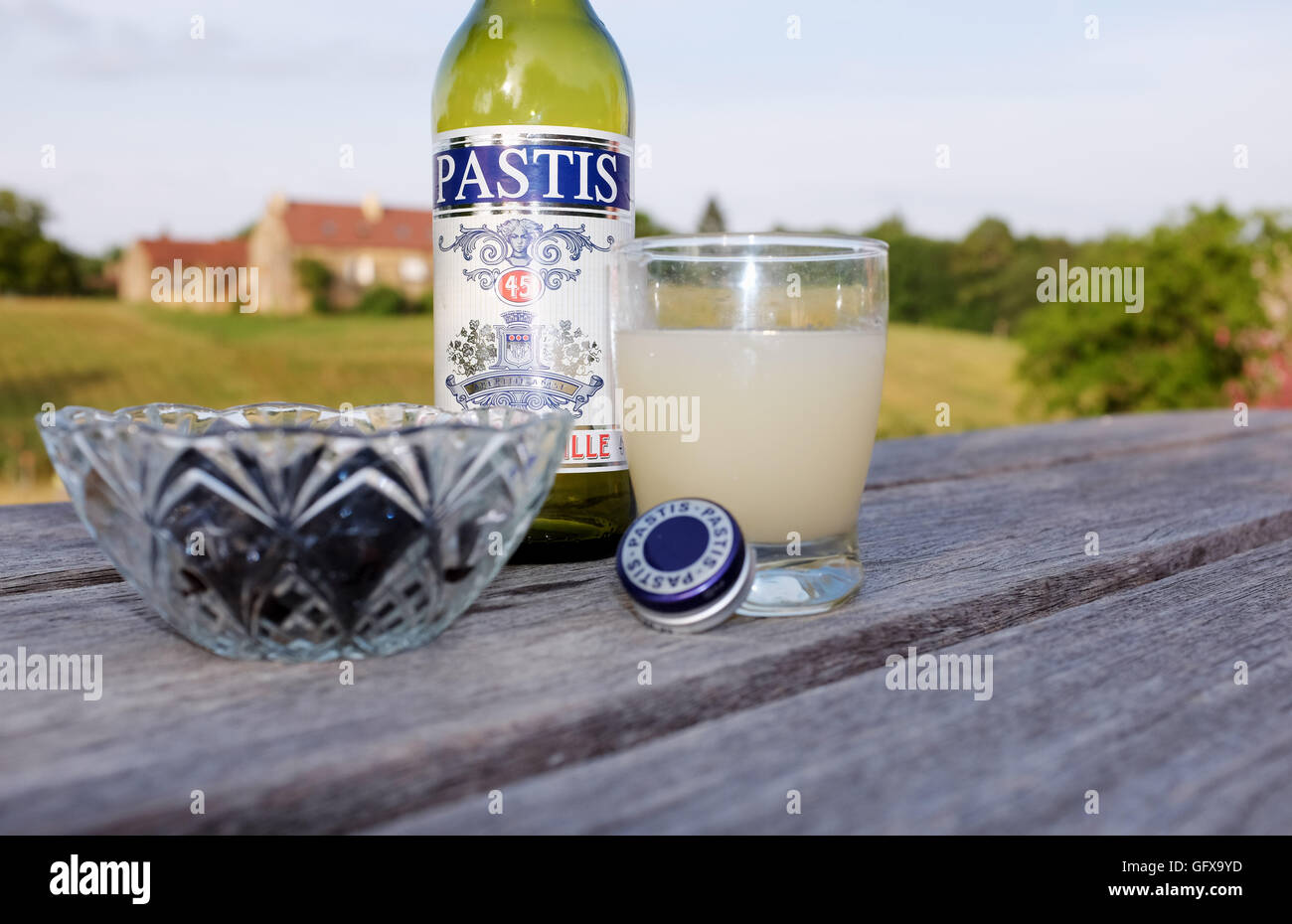 Bouteille de pastis de Marseille 45 dans le Lot et Dordogne, France ...