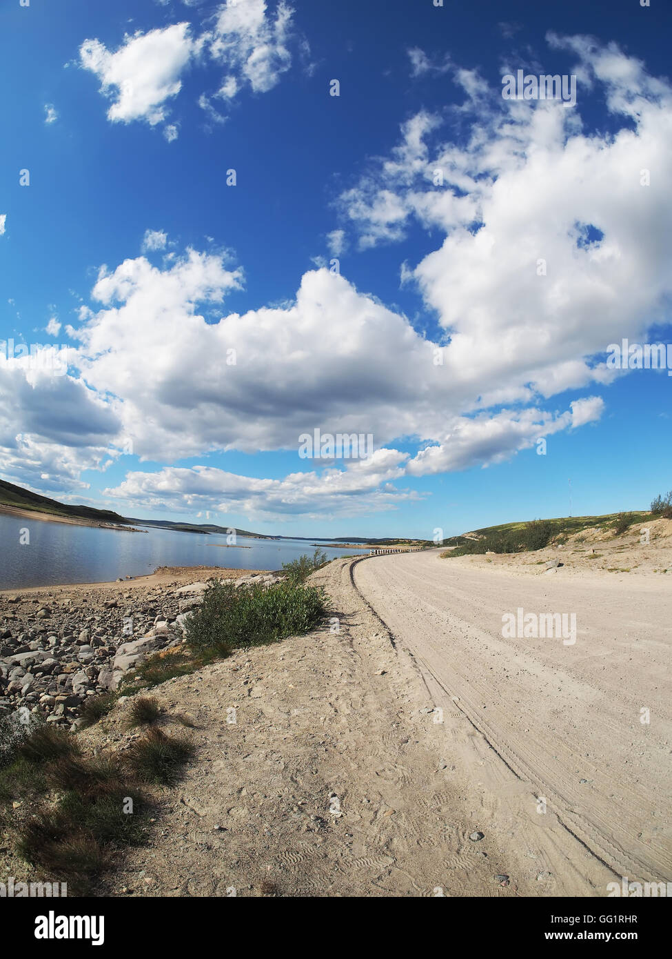 Route dans la toundra dans le nord de la Russie Photo Stock - Alamy