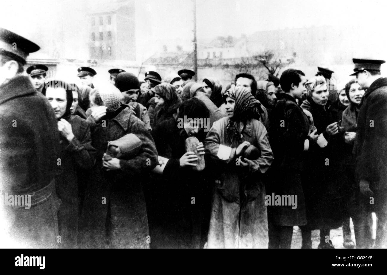 Ghetto de Varsovie. La distribution de pain dans le ghetto 1943 Pologne ...