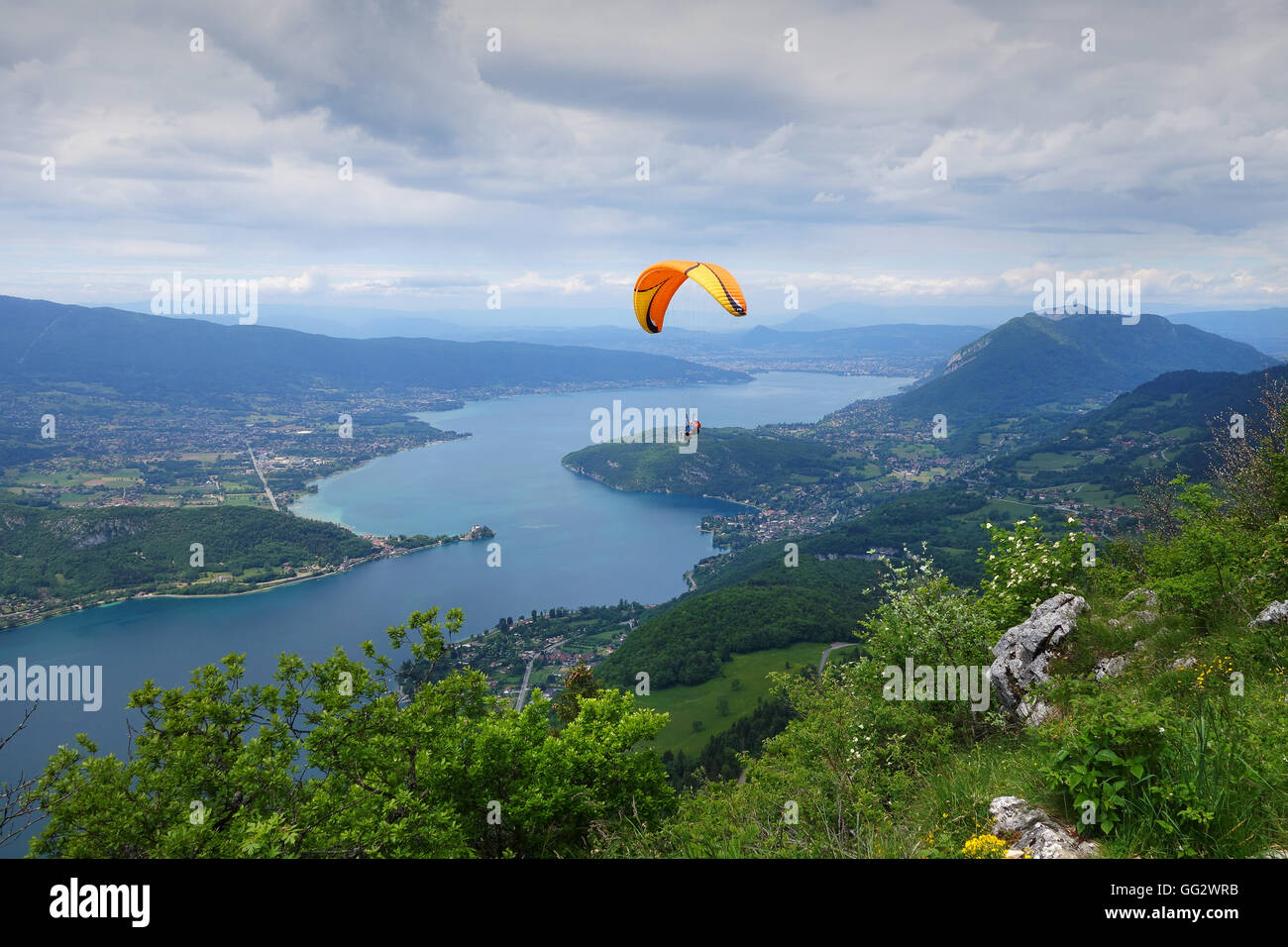 Parapente sur le lac d'Annecy depuis le Col de la Forclaz, près d ...