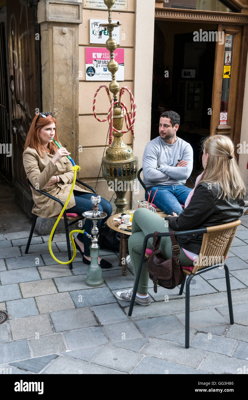 Fumer Une Chicha Banque d'image et photos - Alamy
