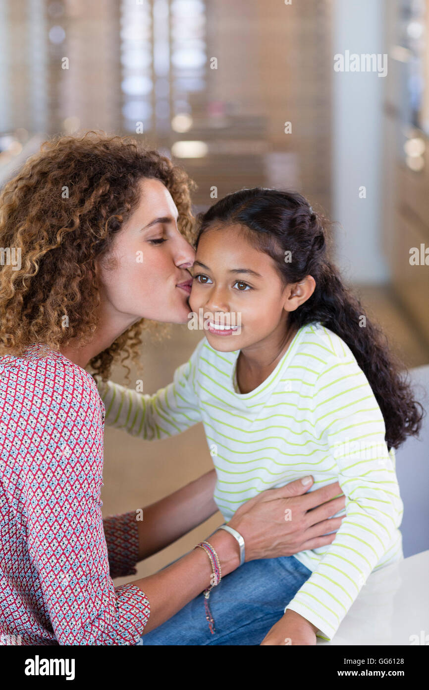 Young Girls Affectionate Kissing Banque De Photographies Et Dimages à