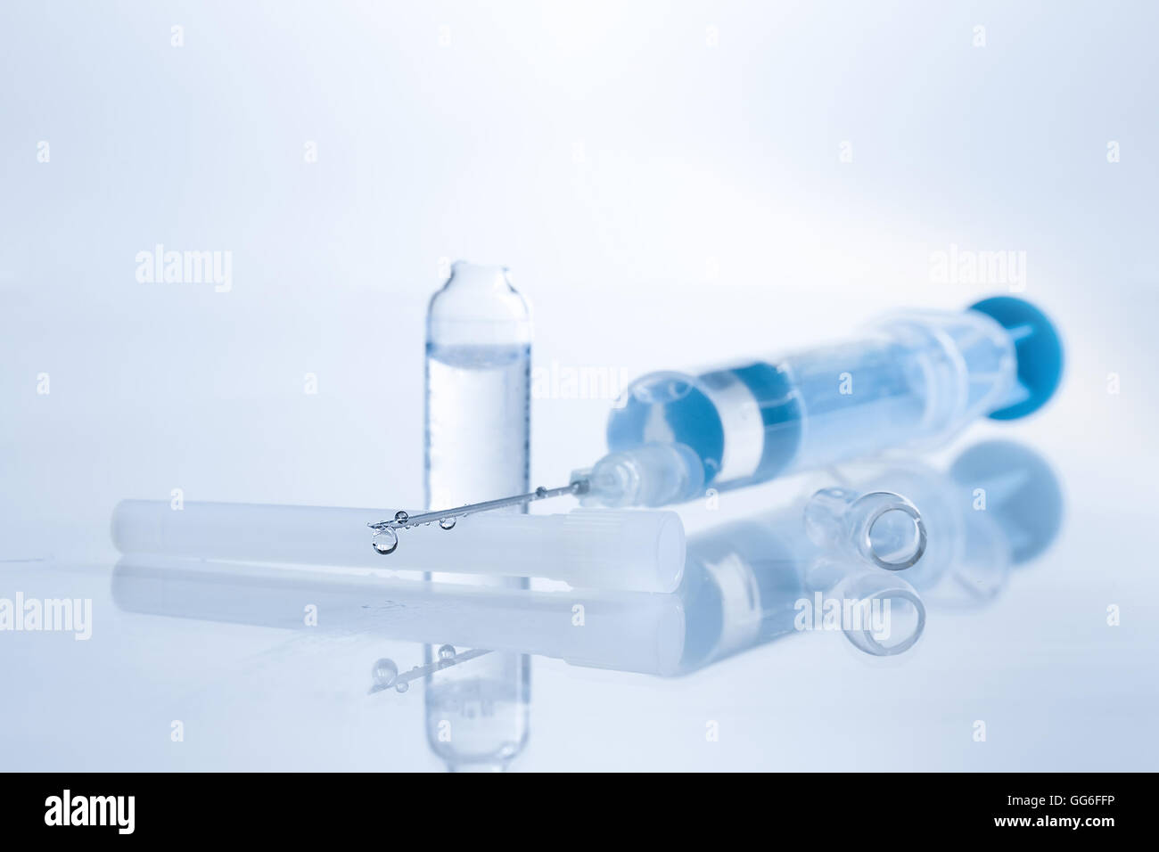 Solution d'injection avec seringue médicale drop. La tonalité de l ...