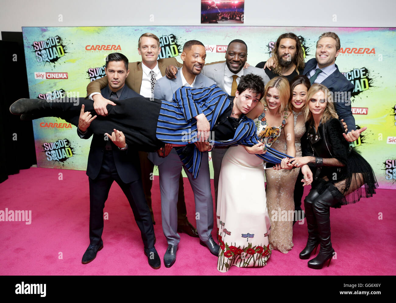 (De gauche à droite) Jay Hernandez, Joel Kinnaman, Will Smith, Ezra ...