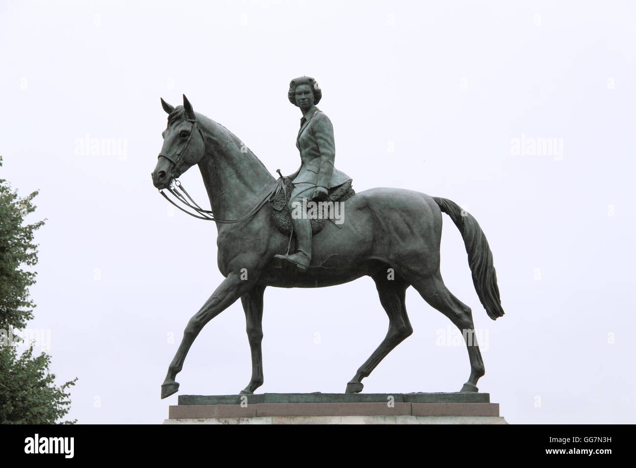 Statue équestre de la reine Elizabeth II qui ressemble sur Queen Anne's ...