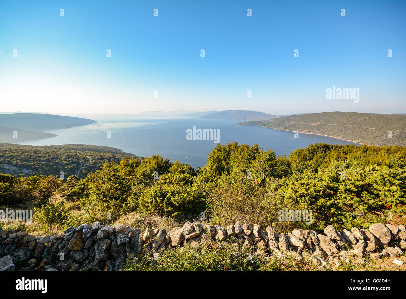 L'île de Cres, Istrie Croatie : Vue d'une baie isolée près de la ville ...