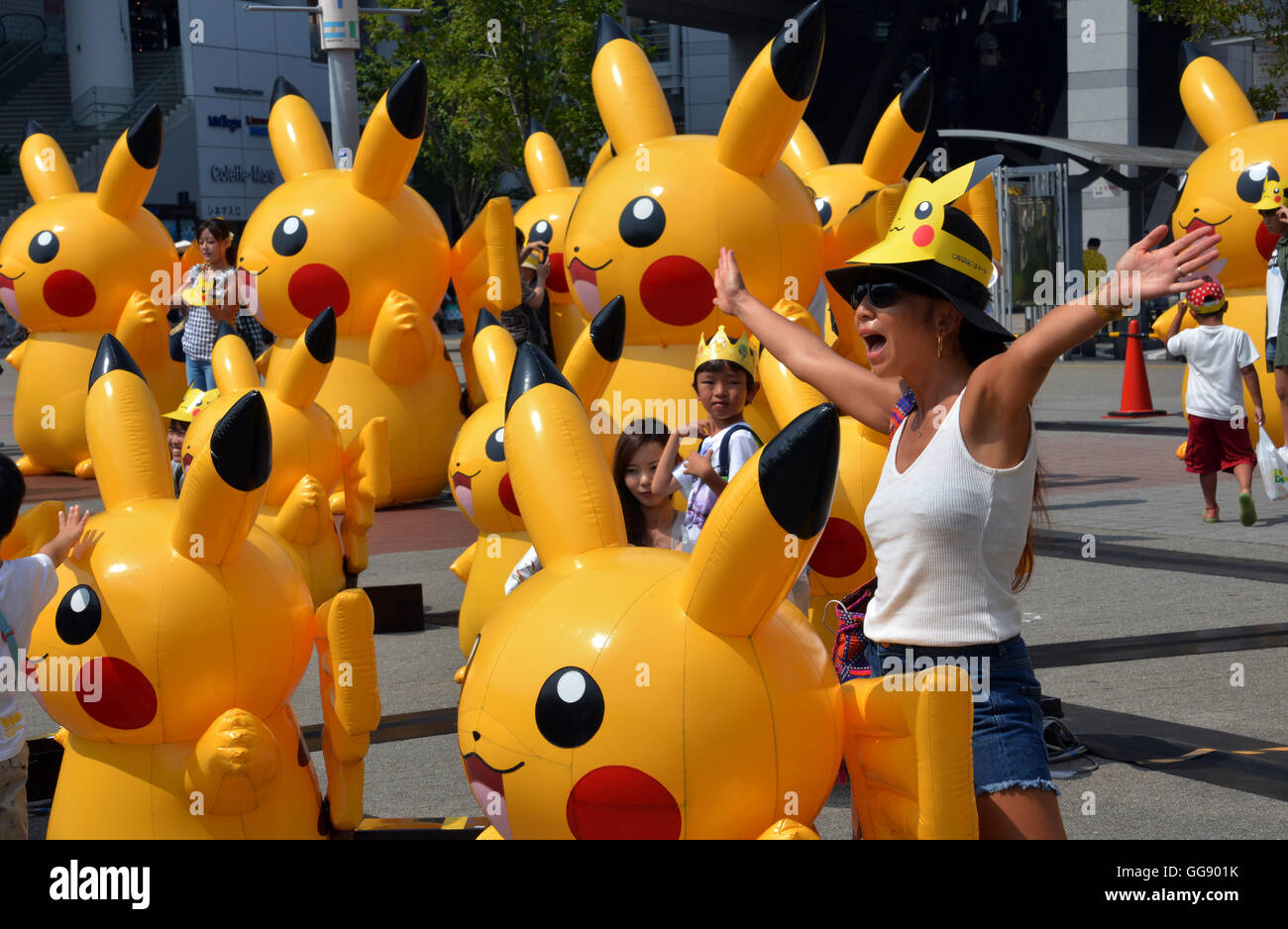 Yokohama, Japon. 10 août, 2016. Les gens prennent des photos souvenirs ...