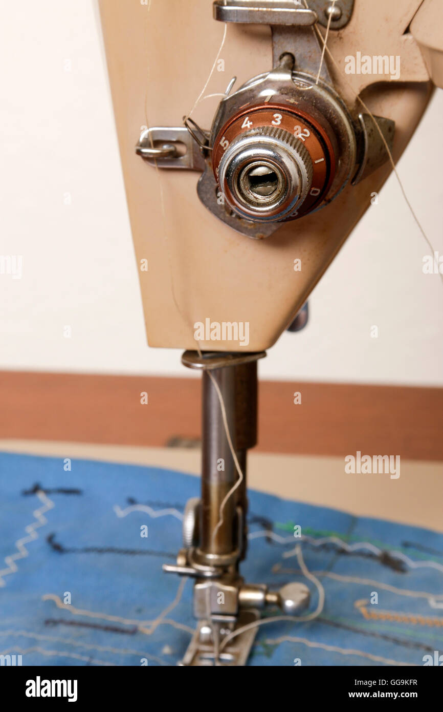 1960 Singer Sewing Machine Photo Stock - Alamy