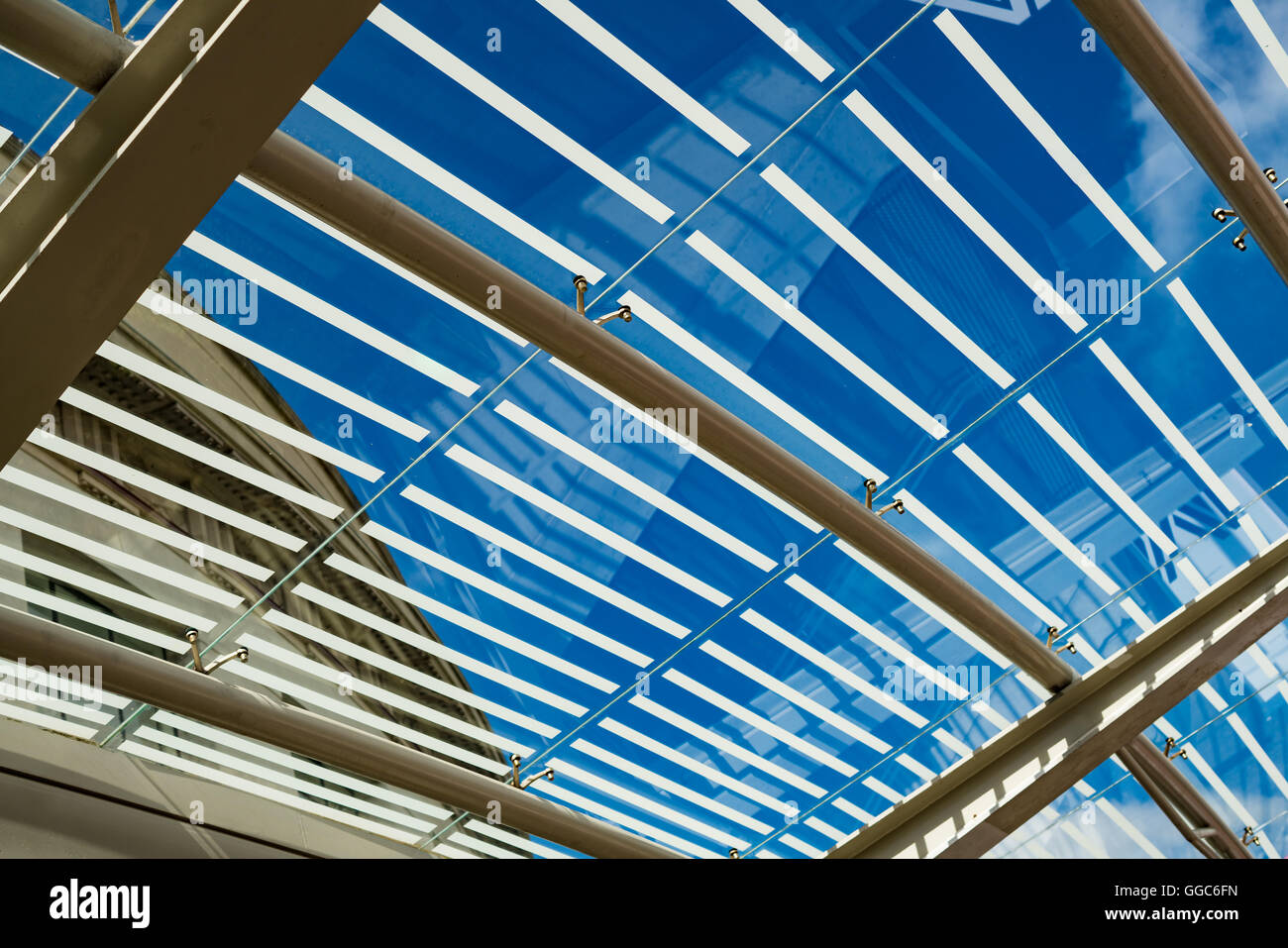 Résumé L'architecture moderne en treillis Photo Stock - Alamy