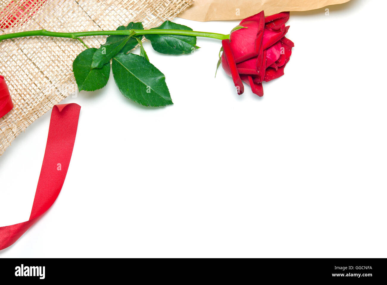 Bordure de roses rouges fraîches avec ruban rouge et papier décoration ...