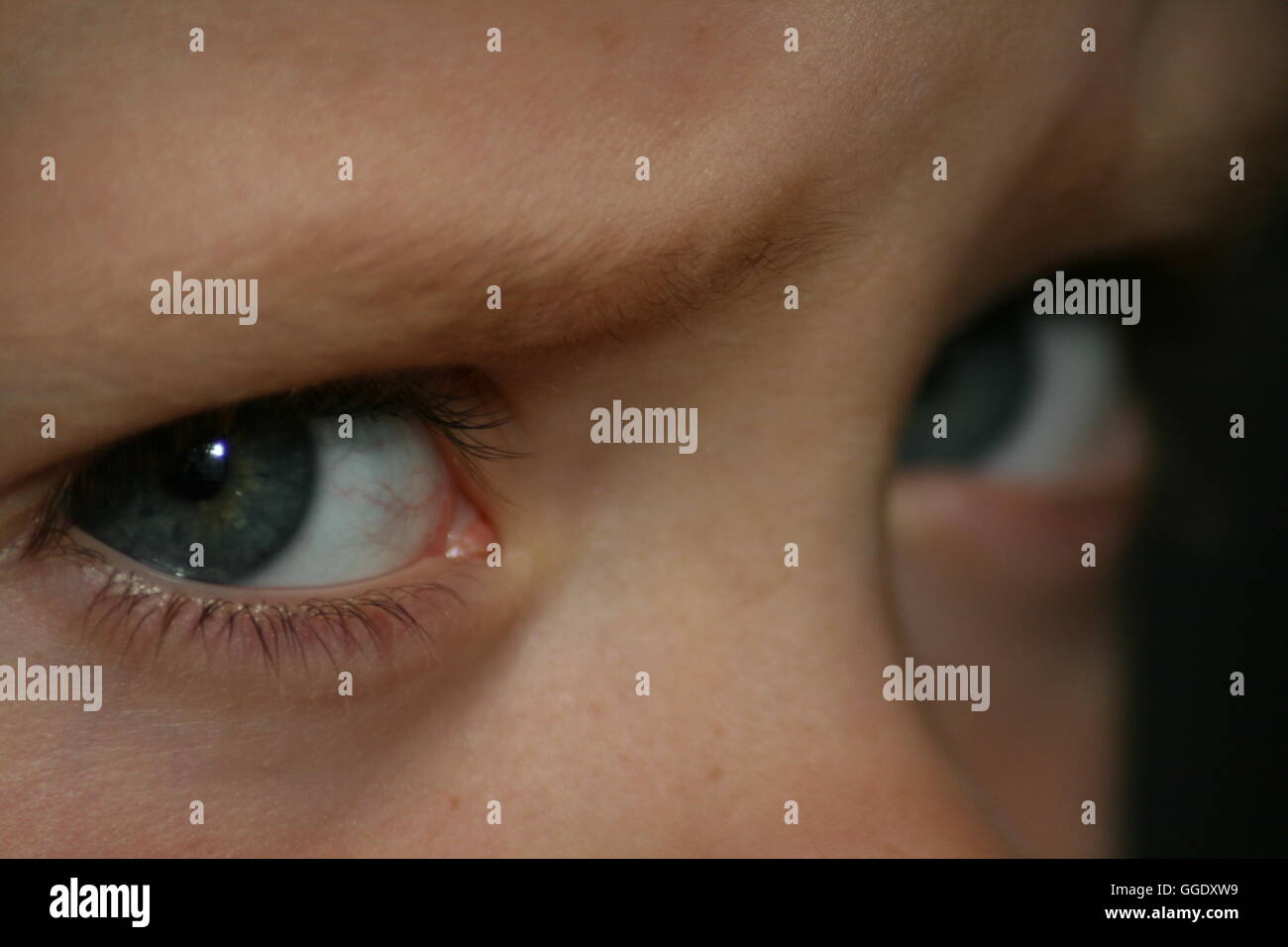 Yeux inquiets Banque de photographies et d’images à haute résolution ...