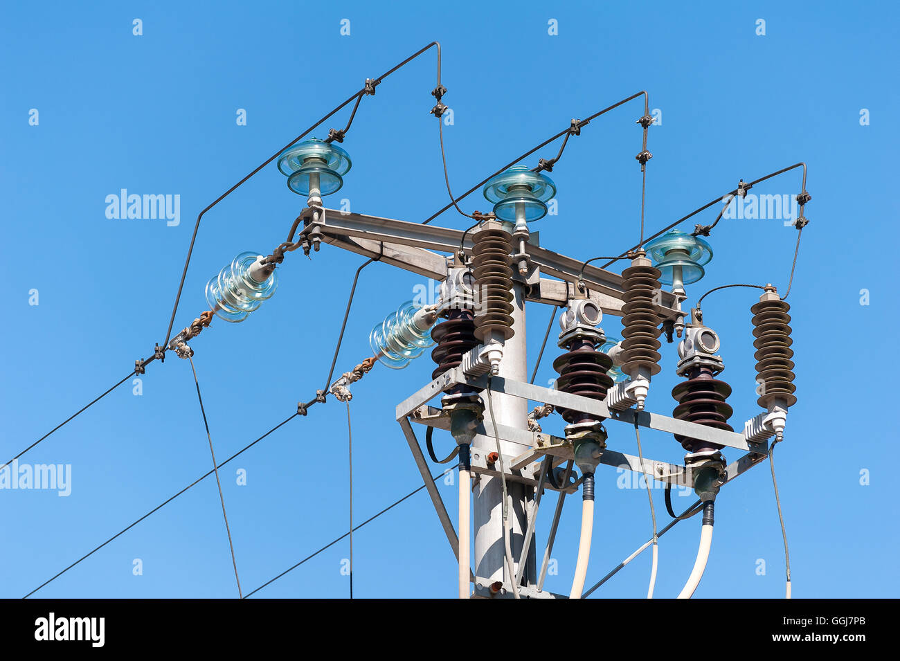 Poteau électrique se connecter à la haute tension des fils électriques sur fond de ciel bleu ...