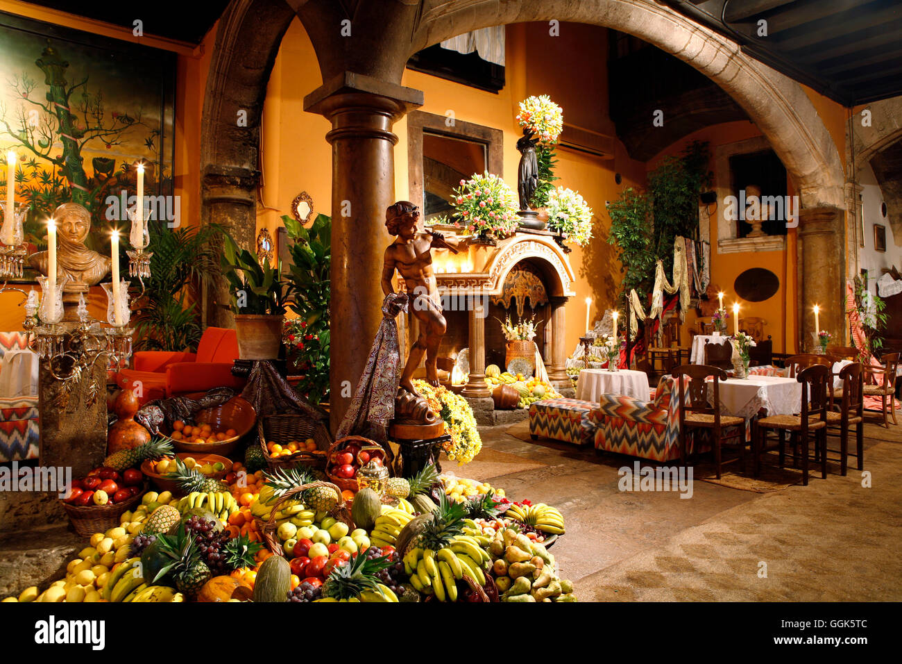 L'art de la décoration de fruits à Abaco bar à cocktails dans la ...