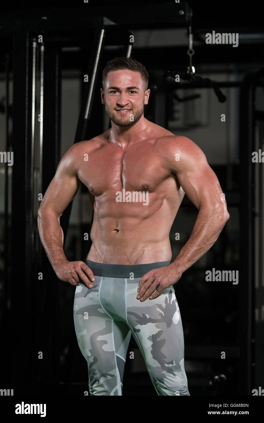 Portrait d'un jeune homme en bonne forme physique montrant son corps ...