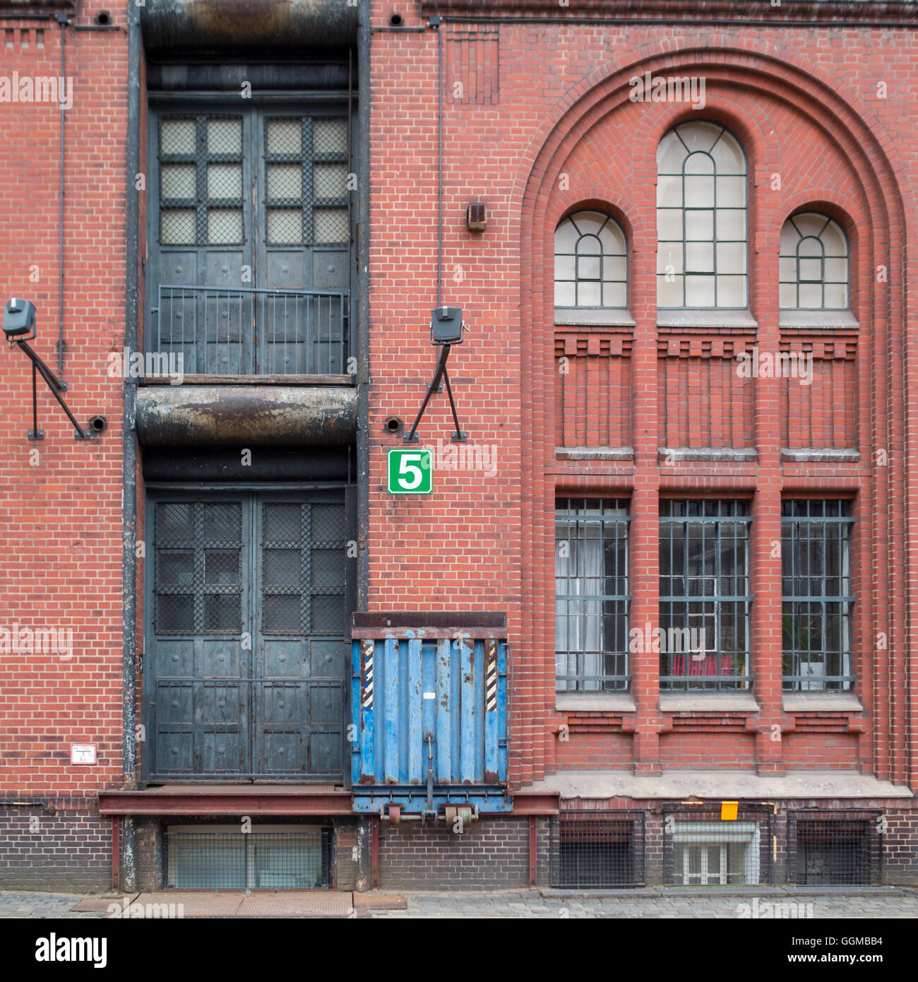 Facade immeuble briques rouges Banque de photographies et d’images à ...