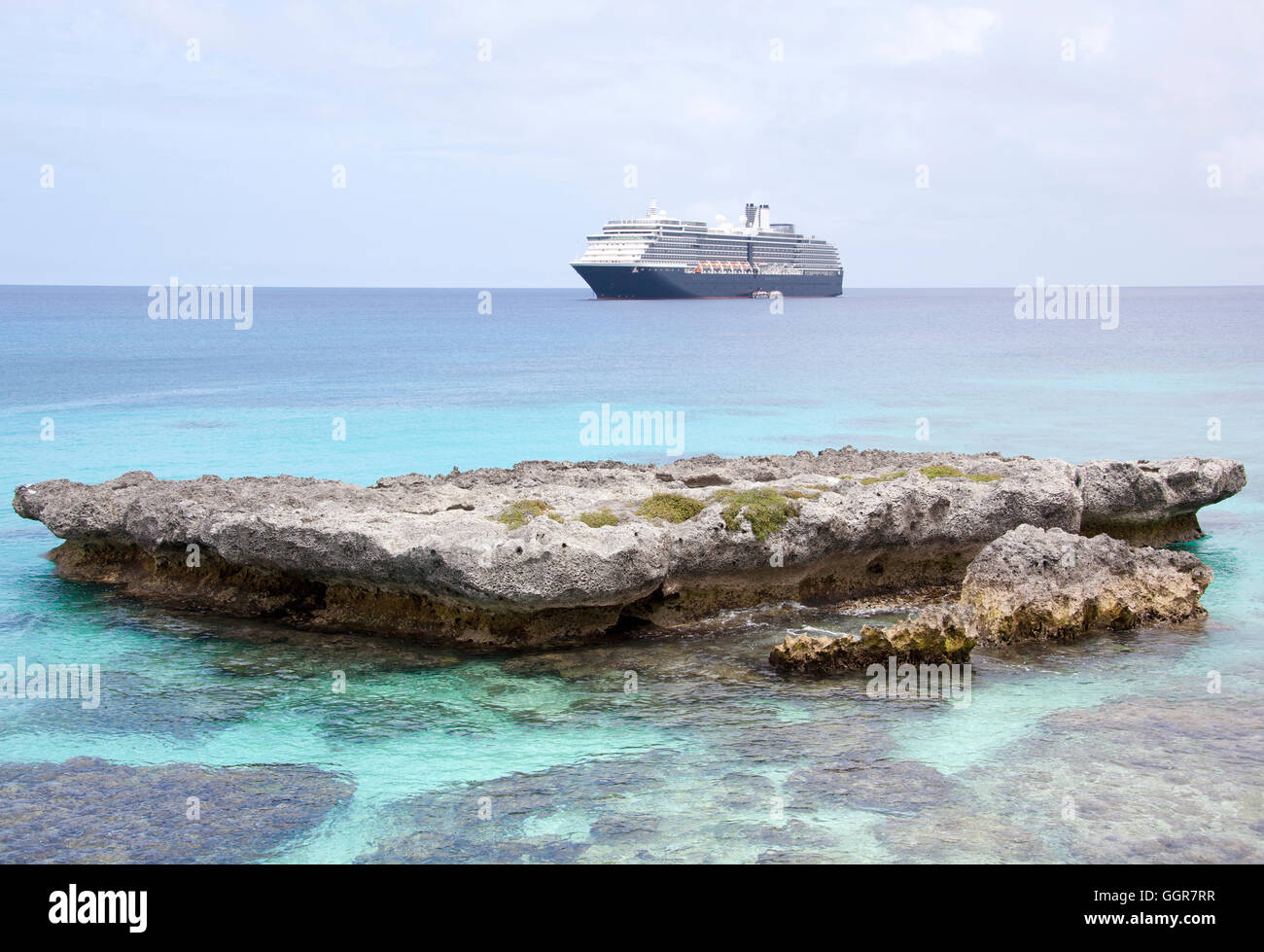 La vue d'un paquebot de croisière de Tadine town beach (Nouvelle ...
