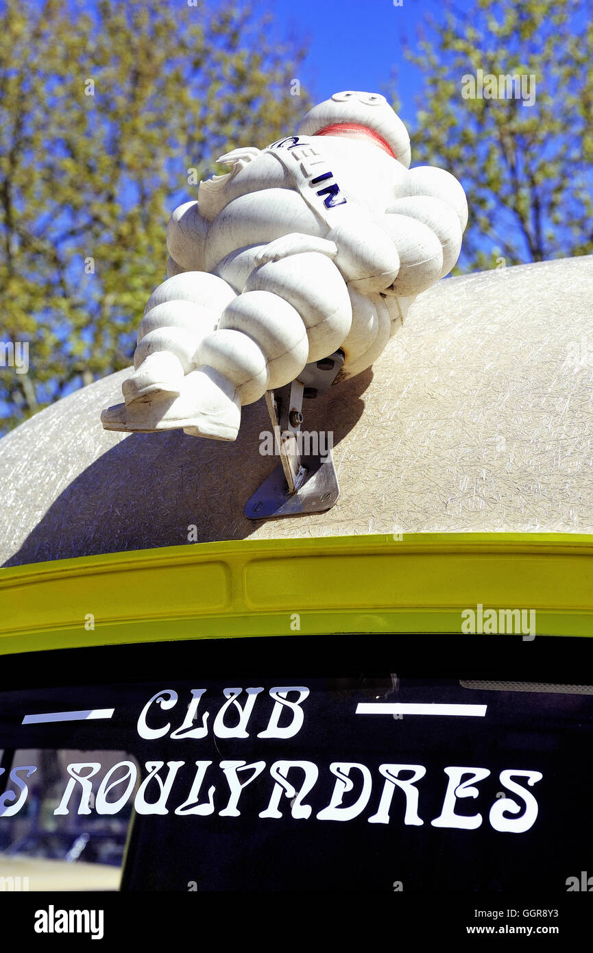 Peugeot 203 1960 bibendume aider avec l'emblème de la marque ...