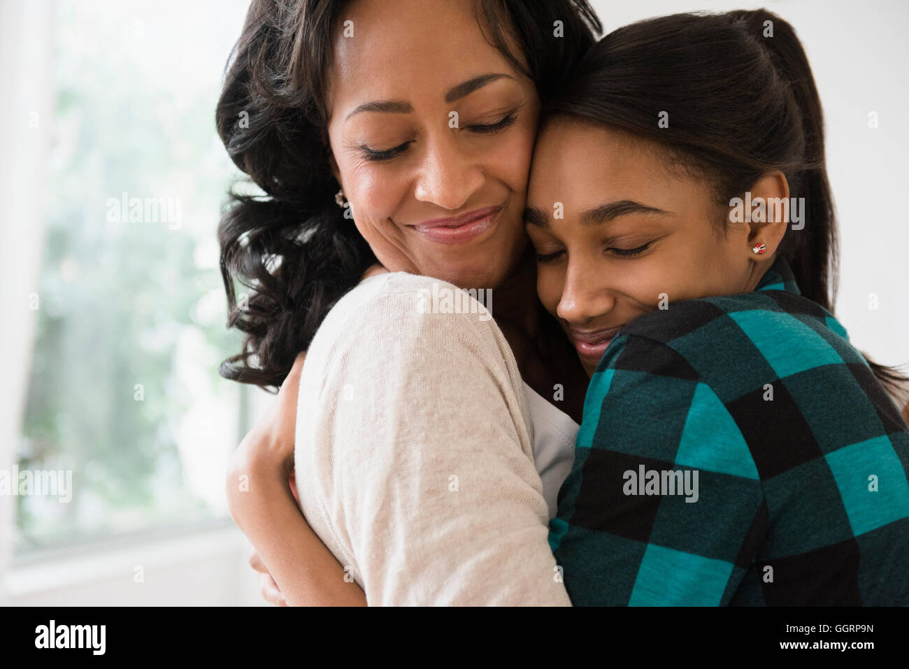 Woman Teenage Daughter Hugging Banque De Photographies Et Dimages à
