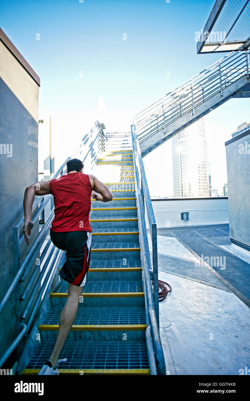 Man running up stairs Banque de photographies et d’images à haute ...