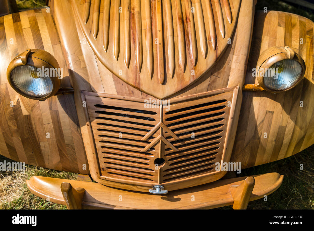 Grille de calandre du Français Citroën 2CV carrosserie en bois - France ...