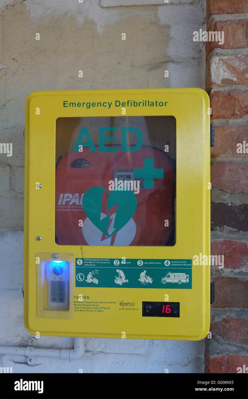 Yellow defibrillator Banque de photographies et d’images à haute ...