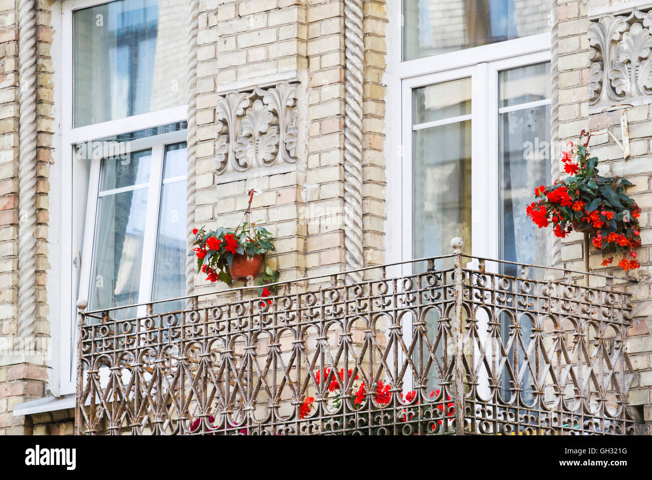 Balcon maison brique rouge Banque de photographies et d’images à haute ...