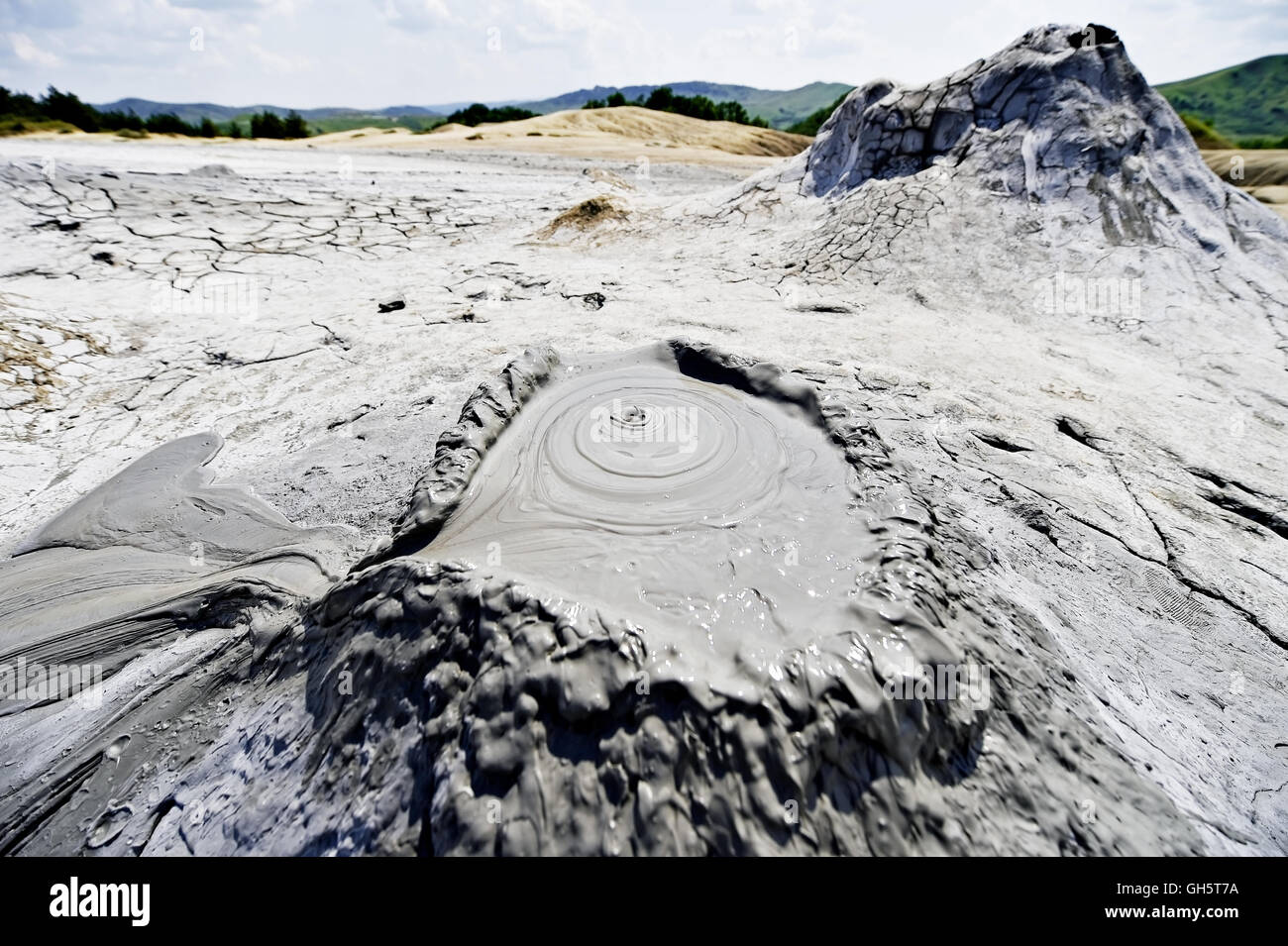 Paysage avec des volcans de boue aussi connu sous le nom de dômes de ...