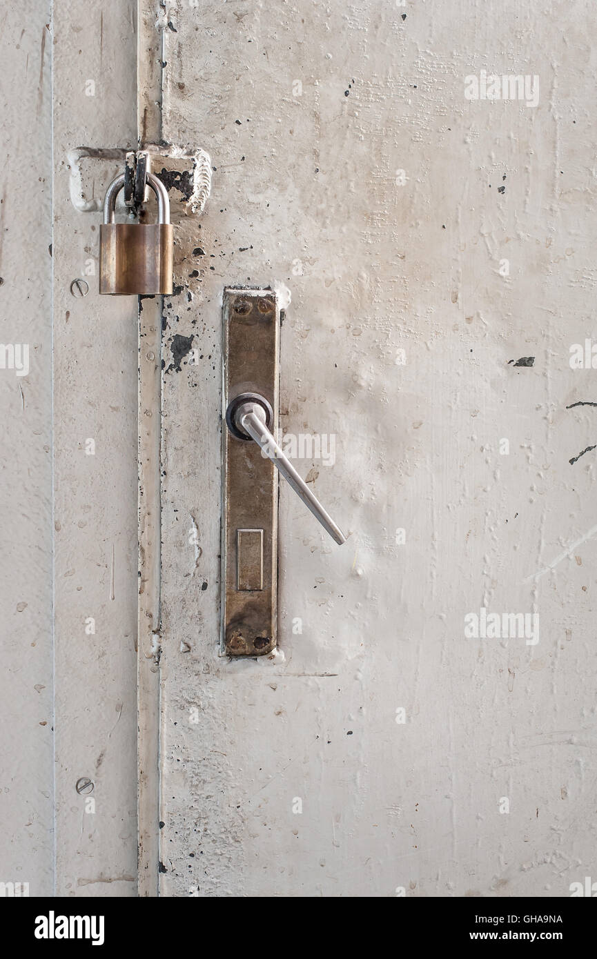 Porte en métal rouillé avec un cadenas, squat BIGZ building, Belgrade ...