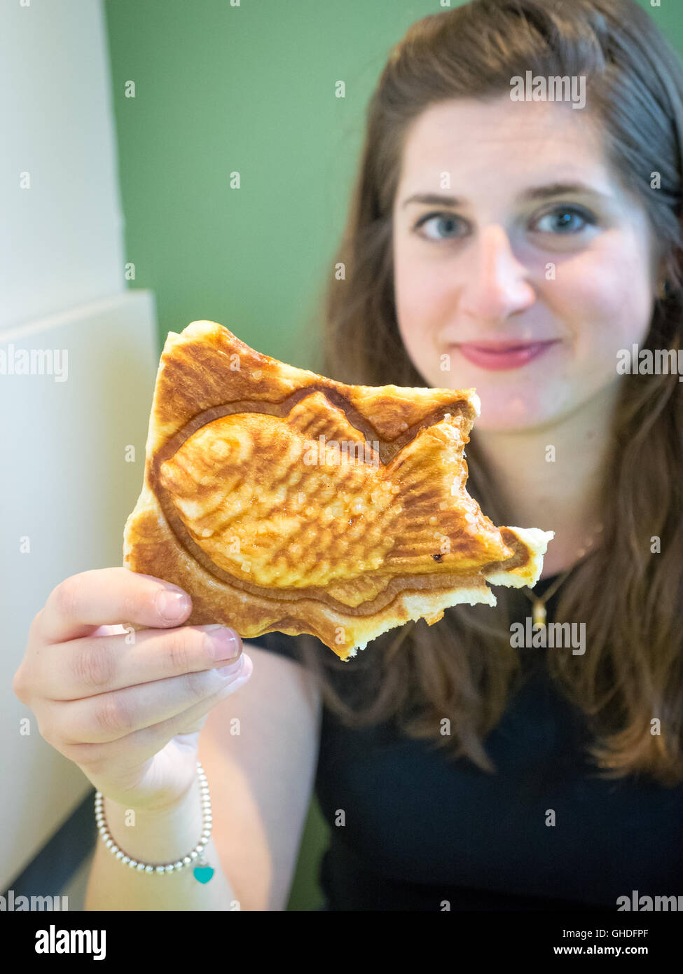 Jeune femme taiyaki Banque de photographies et d’images à haute ...