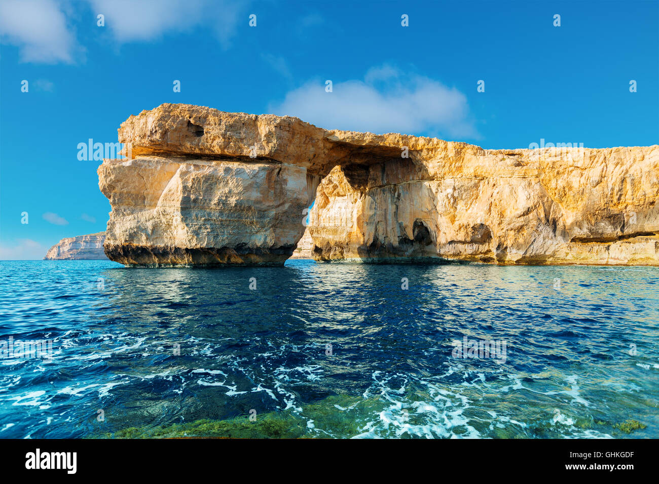 Fenêtre d'azur, célèbre arche de pierre de l'île de Gozo au soleil en ...