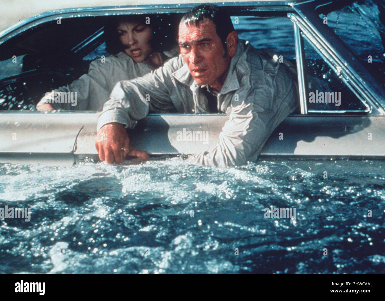 Libby Parsons ( ASHLEY JUDD ) Travis ( TOMMY LEE JONES ) Regie : Bruce ...